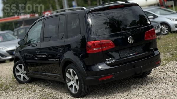 Melns Volkswagen Touran 2011 Rīga, ar dzinēja tilpumu 1.60 L un nobraukumu 242 tūkst. km par 7490 €, foto 4 vietnē AUTOMOTO.COM.LV