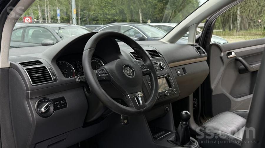 Melns Volkswagen Touran 2011 Rīga, ar dzinēja tilpumu 1.60 L un nobraukumu 242 tūkst. km par 7490 €, foto 8 vietnē AUTOMOTO.COM.LV