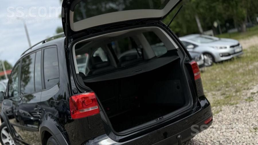 Melns Volkswagen Touran 2011 Rīga, ar dzinēja tilpumu 1.60 L un nobraukumu 242 tūkst. km par 7490 €, foto 28 vietnē AUTOMOTO.COM.LV