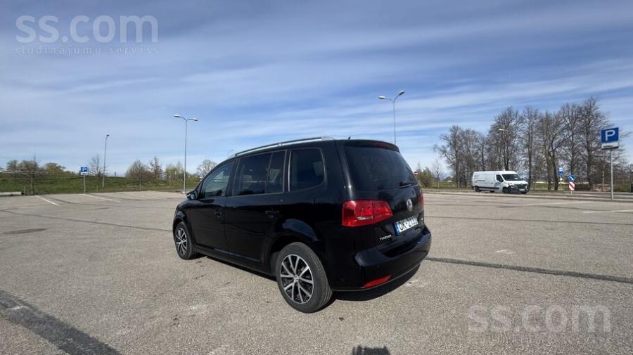 Melns Volkswagen Touran 2011 Daugavpils, ar dzinēja tilpumu 1.60 L un nobraukumu 260 tūkst. km par 5450 €, foto 4 vietnē AUTOMOTO.COM.LV