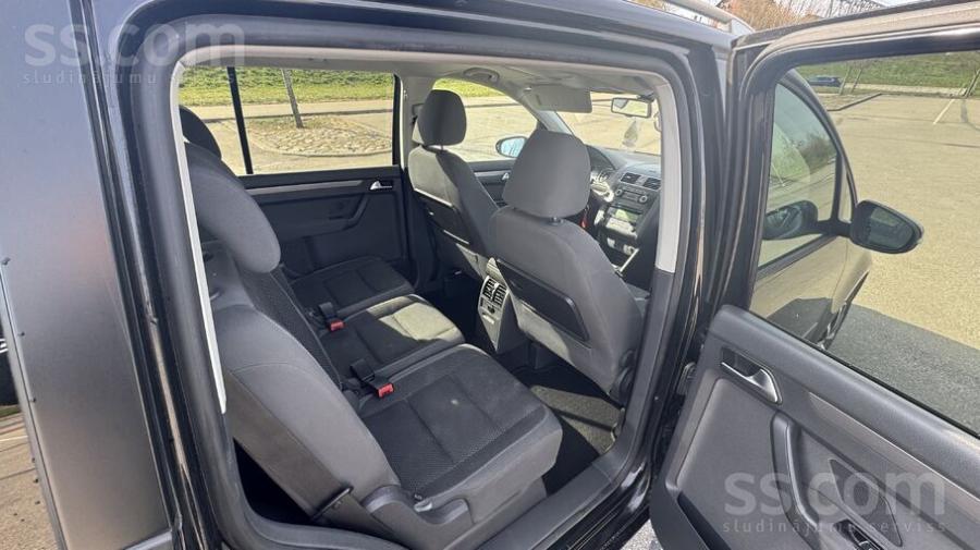 Melns Volkswagen Touran 2011 Daugavpils, ar dzinēja tilpumu 1.60 L un nobraukumu 260 tūkst. km par 5450 €, foto 12 vietnē AUTOMOTO.COM.LV