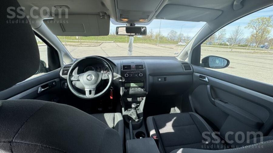 Melns Volkswagen Touran 2011 Daugavpils, ar dzinēja tilpumu 1.60 L un nobraukumu 260 tūkst. km par 5450 €, foto 13 vietnē AUTOMOTO.COM.LV