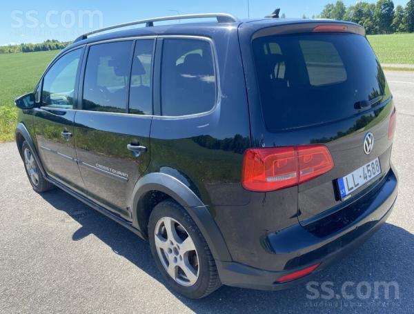 Black Volkswagen Touran 2011 in Riga, with an engine capacity of 1.50 L and mileage of 222 thousand km for 5900 €, photo 3 on AUTOMOTO.COM.LV