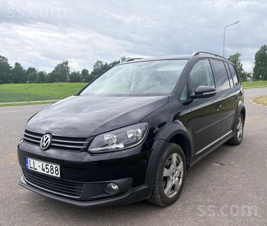 Black Volkswagen Touran 2011 in Riga, with an engine capacity of 1.60 L and mileage of 223 thousand km for 5600 €, photo 1 on AUTOMOTO.COM.LV