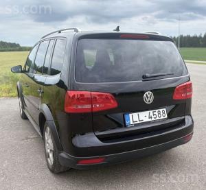Black Volkswagen Touran 2011 in Riga, with an engine capacity of 1.60 L and mileage of 223 thousand km for 5600 €, photo 4 on AUTOMOTO.COM.LV