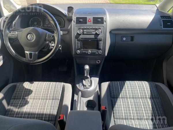 Black Volkswagen Touran 2011 in Riga, with an engine capacity of 1.60 L and mileage of 223 thousand km for 5600 €, photo 4 on AUTOMOTO.COM.LV