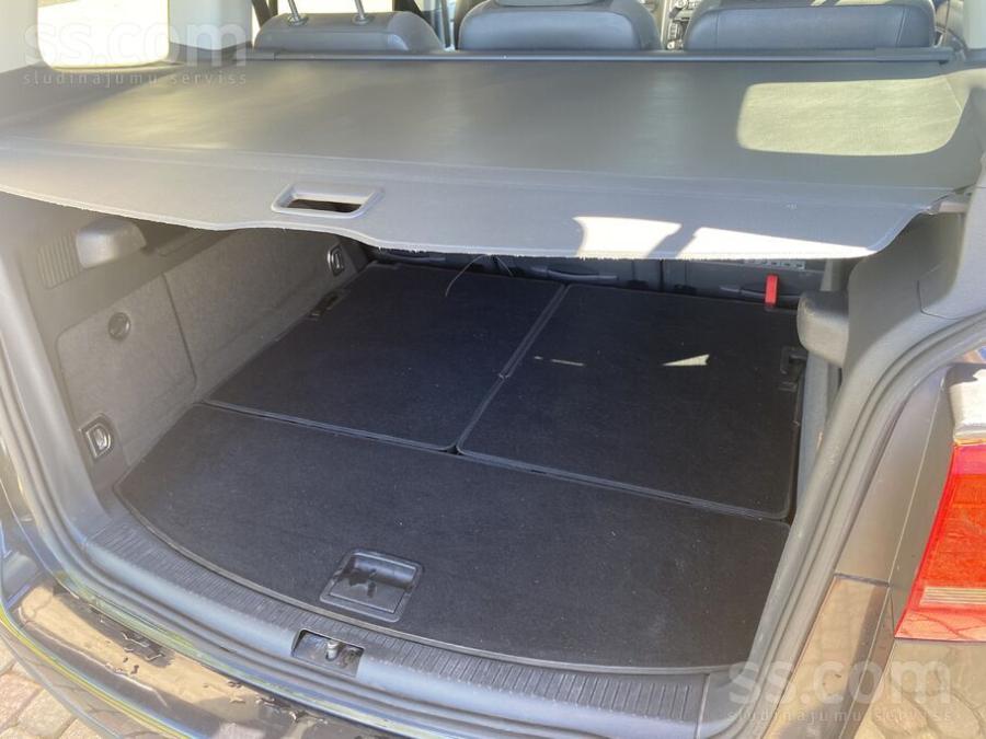 Black Volkswagen Touran 2011 in Riga, with an engine capacity of 1.60 L and mileage of 223 thousand km for 5600 €, photo 6 on AUTOMOTO.COM.LV