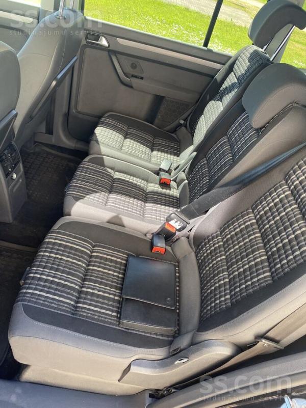Black Volkswagen Touran 2011 in Riga, with an engine capacity of 1.60 L and mileage of 223 thousand km for 5600 €, photo 6 on AUTOMOTO.COM.LV