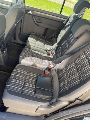 Black Volkswagen Touran 2011 in Riga, with an engine capacity of 1.60 L and mileage of 223 thousand km for 5600 €, photo 7 on AUTOMOTO.COM.LV