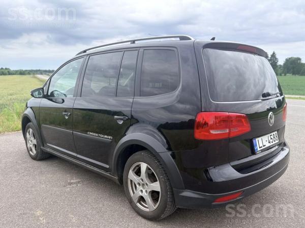 Black Volkswagen Touran 2011 in Riga, with an engine capacity of 1.60 L and mileage of 223 thousand km for 5600 €, photo 7 on AUTOMOTO.COM.LV