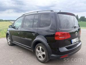 Black Volkswagen Touran 2011 in Riga, with an engine capacity of 1.60 L and mileage of 223 thousand km for 5600 €, photo 8 on AUTOMOTO.COM.LV