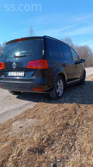 Black Volkswagen Touran 2011 in Kraslava, with an engine capacity of 1.60 L and mileage of 300 thousand km for 5250 €, photo 3 on AUTOMOTO.COM.LV