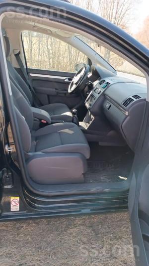 Black Volkswagen Touran 2011 in Kraslava, with an engine capacity of 1.60 L and mileage of 300 thousand km for 5250 €, photo 4 on AUTOMOTO.COM.LV