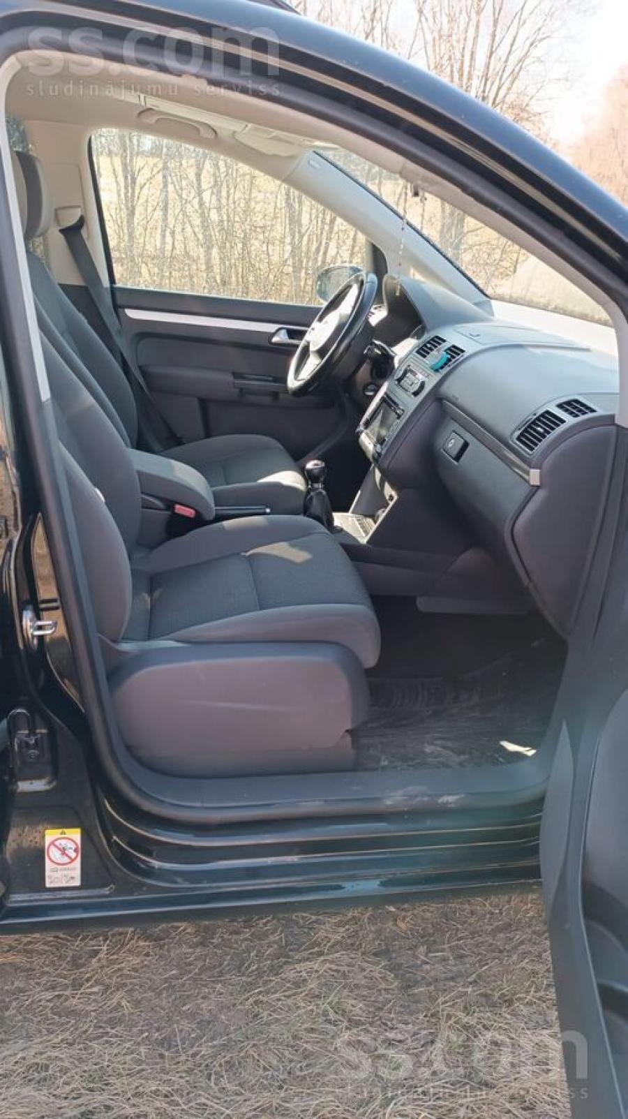 Black Volkswagen Touran 2011 in Kraslava, with an engine capacity of 1.60 L and mileage of 300 thousand km for 5250 €, photo 4 on AUTOMOTO.COM.LV