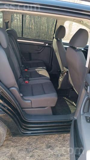 Black Volkswagen Touran 2011 in Kraslava, with an engine capacity of 1.60 L and mileage of 300 thousand km for 5250 €, photo 5 on AUTOMOTO.COM.LV