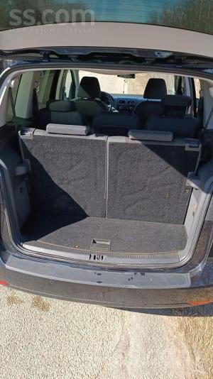 Black Volkswagen Touran 2011 in Kraslava, with an engine capacity of 1.60 L and mileage of 300 thousand km for 5250 €, photo 6 on AUTOMOTO.COM.LV