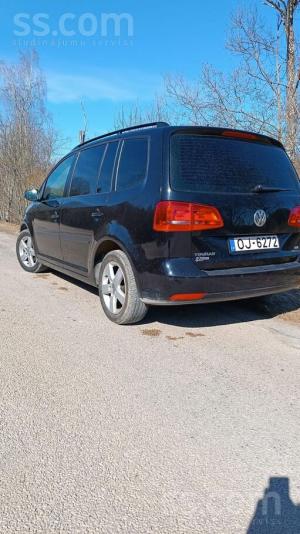 Black Volkswagen Touran 2011 in Kraslava, with an engine capacity of 1.60 L and mileage of 300 thousand km for 5250 €, photo 8 on AUTOMOTO.COM.LV