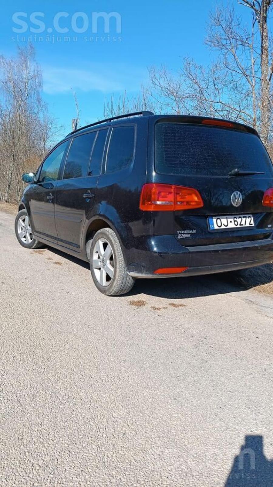Black Volkswagen Touran 2011 in Kraslava, with an engine capacity of 1.60 L and mileage of 300 thousand km for 5250 €, photo 8 on AUTOMOTO.COM.LV