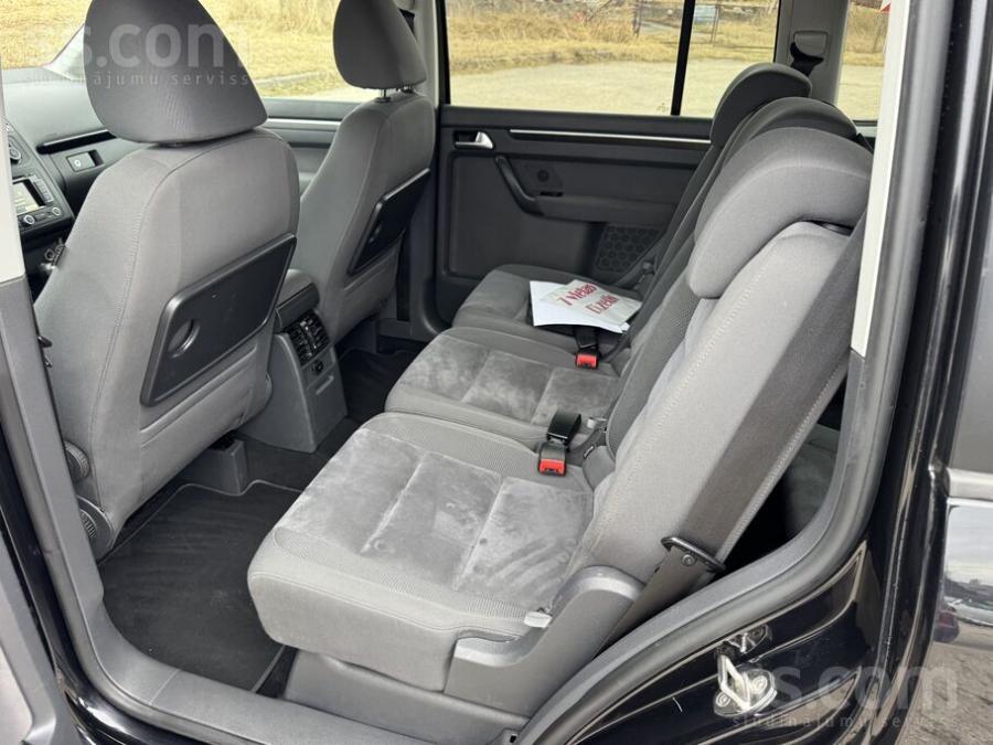 Melns Volkswagen Touran 2011 Ogre, ar dzinēja tilpumu 2.00 L un nobraukumu 222 tūkst. km par 7500 €, foto 13 vietnē AUTOMOTO.COM.LV
