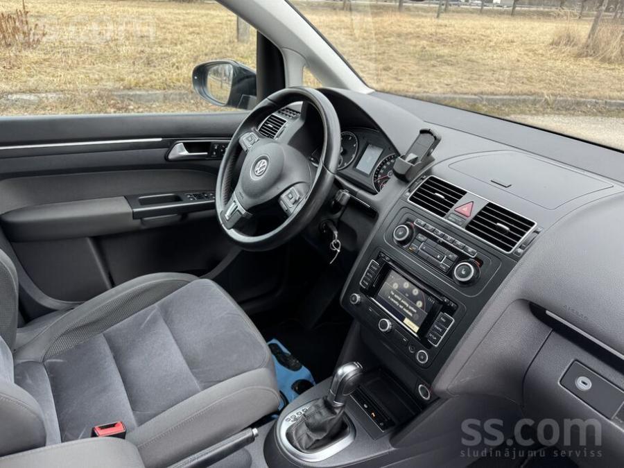 Melns Volkswagen Touran 2011 Ogre, ar dzinēja tilpumu 2.00 L un nobraukumu 222 tūkst. km par 7500 €, foto 15 vietnē AUTOMOTO.COM.LV