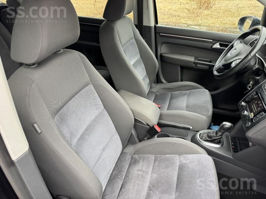 Melns Volkswagen Touran 2011 Ogre, ar dzinēja tilpumu 2.00 L un nobraukumu 222 tūkst. km par 7500 €, foto 16 vietnē AUTOMOTO.COM.LV