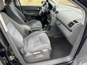 Melns Volkswagen Touran 2011 Ogre, ar dzinēja tilpumu 2.00 L un nobraukumu 222 tūkst. km par 7500 €, foto 17 vietnē AUTOMOTO.COM.LV