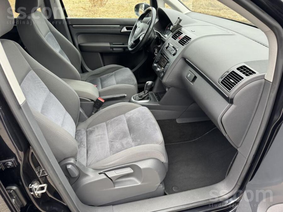 Melns Volkswagen Touran 2011 Ogre, ar dzinēja tilpumu 2.00 L un nobraukumu 222 tūkst. km par 7500 €, foto 17 vietnē AUTOMOTO.COM.LV