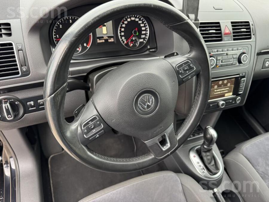 Melns Volkswagen Touran 2011 Ogre, ar dzinēja tilpumu 2.00 L un nobraukumu 222 tūkst. km par 7500 €, foto 19 vietnē AUTOMOTO.COM.LV