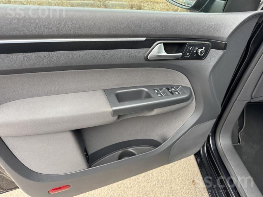 Melns Volkswagen Touran 2011 Ogre, ar dzinēja tilpumu 2.00 L un nobraukumu 222 tūkst. km par 7500 €, foto 21 vietnē AUTOMOTO.COM.LV
