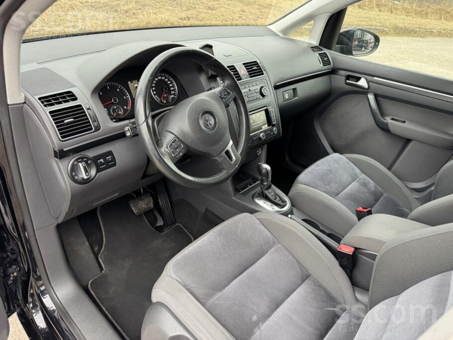 Melns Volkswagen Touran 2011 Ogre, ar dzinēja tilpumu 2.00 L un nobraukumu 222 tūkst. km par 7500 €, foto 22 vietnē AUTOMOTO.COM.LV