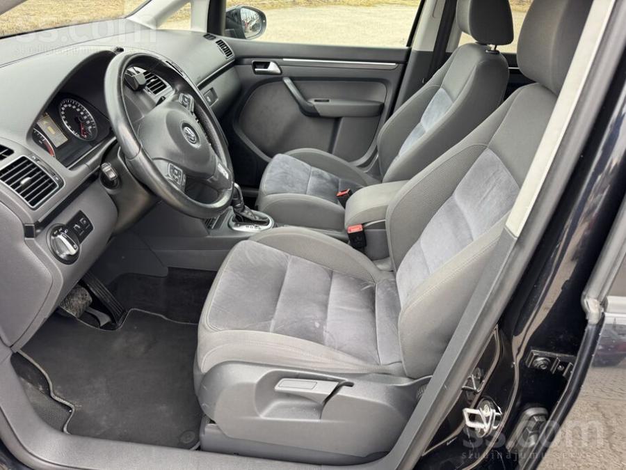 Melns Volkswagen Touran 2011 Ogre, ar dzinēja tilpumu 2.00 L un nobraukumu 222 tūkst. km par 7500 €, foto 23 vietnē AUTOMOTO.COM.LV