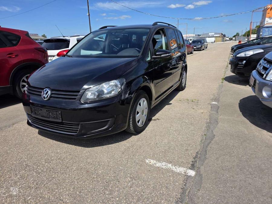 Black Volkswagen Touran 2011 in Siauliai, with an engine capacity of 1.60 L and mileage of 223 thousand km for 4500 €, photo 1 on AUTOMOTO.COM.LV