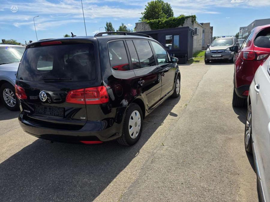 Black Volkswagen Touran 2011 in Siauliai, with an engine capacity of 1.60 L and mileage of 223 thousand km for 4500 €, photo 5 on AUTOMOTO.COM.LV