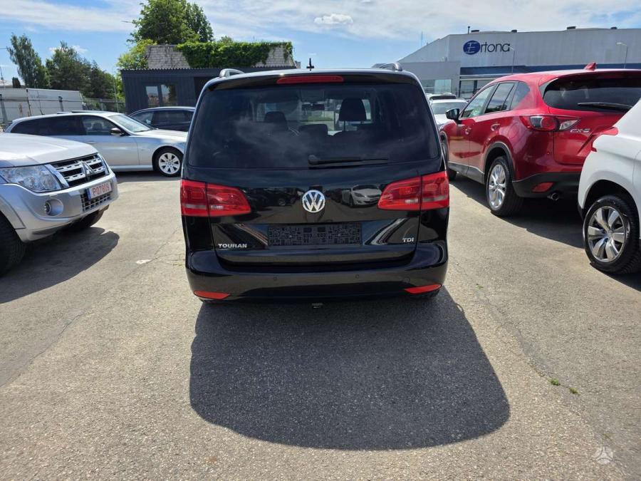 Black Volkswagen Touran 2011 in Siauliai, with an engine capacity of 1.60 L and mileage of 223 thousand km for 4500 €, photo 6 on AUTOMOTO.COM.LV