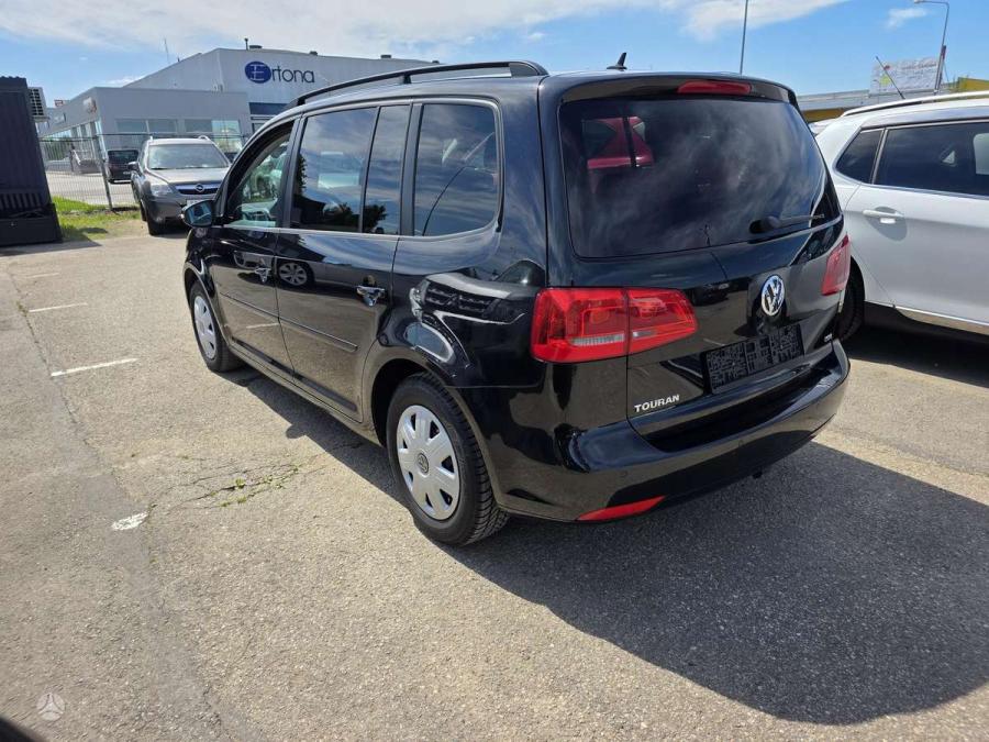Black Volkswagen Touran 2011 in Siauliai, with an engine capacity of 1.60 L and mileage of 223 thousand km for 4500 €, photo 7 on AUTOMOTO.COM.LV
