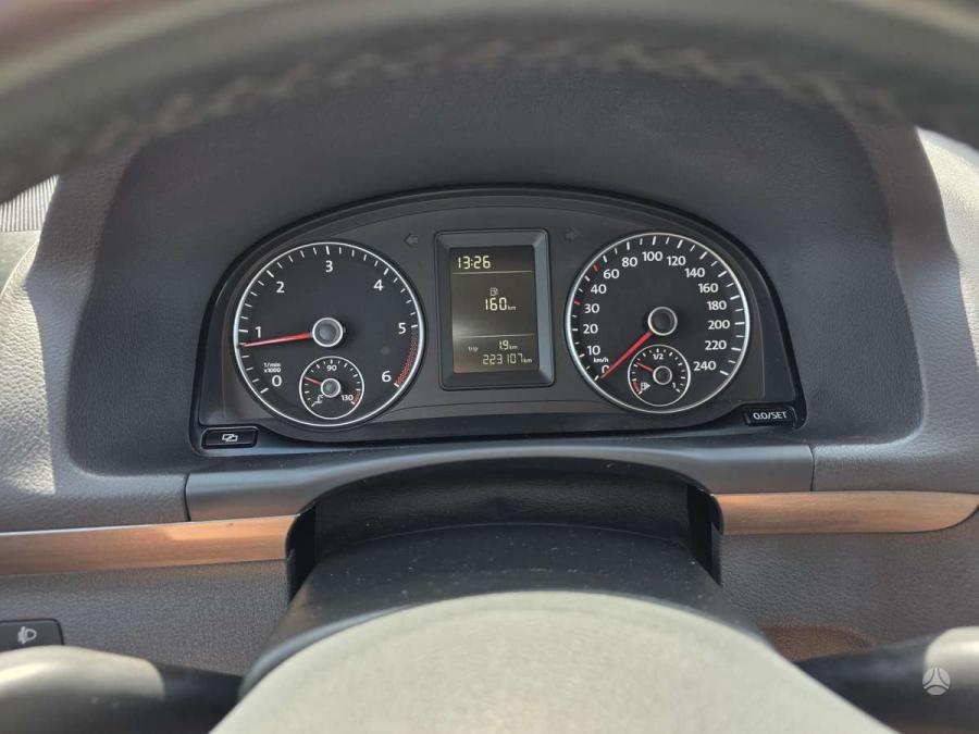 Black Volkswagen Touran 2011 in Siauliai, with an engine capacity of 1.60 L and mileage of 223 thousand km for 4500 €, photo 8 on AUTOMOTO.COM.LV