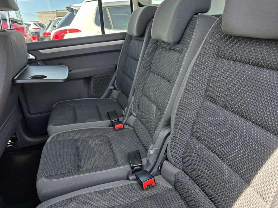 Black Volkswagen Touran 2011 in Siauliai, with an engine capacity of 1.60 L and mileage of 223 thousand km for 4500 €, photo 14 on AUTOMOTO.COM.LV