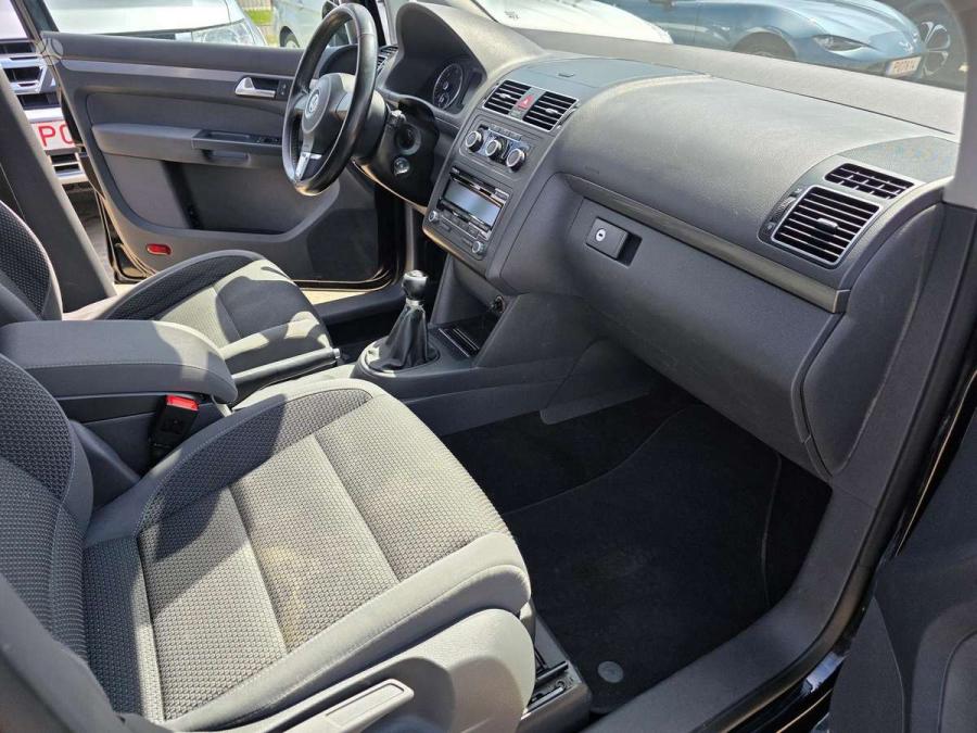 Black Volkswagen Touran 2011 in Siauliai, with an engine capacity of 1.60 L and mileage of 223 thousand km for 4500 €, photo 17 on AUTOMOTO.COM.LV