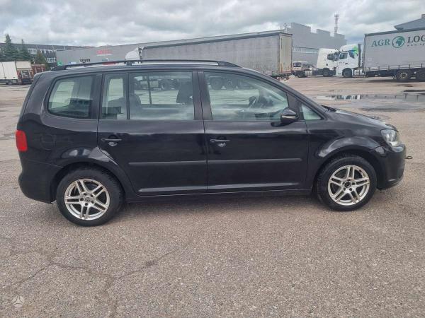 Melns Volkswagen Touran 2011 Klaipėda, ar dzinēja tilpumu 1.60 L un nobraukumu 217 tūkst. km par 2700 €, foto 2 vietnē AUTOMOTO.COM.LV
