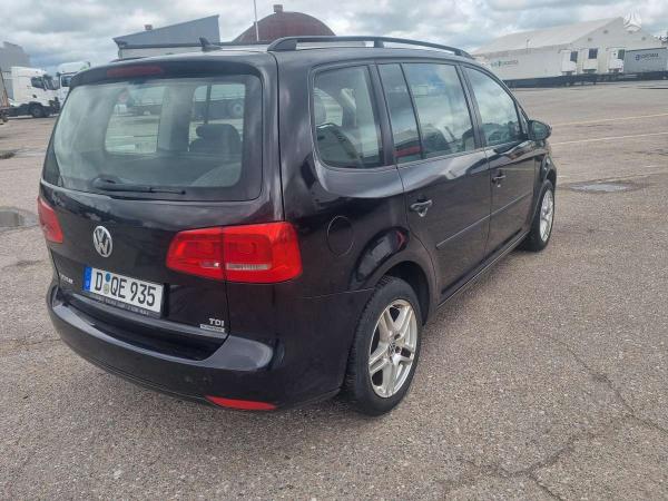 Melns Volkswagen Touran 2011 Klaipėda, ar dzinēja tilpumu 1.60 L un nobraukumu 217 tūkst. km par 2700 €, foto 3 vietnē AUTOMOTO.COM.LV