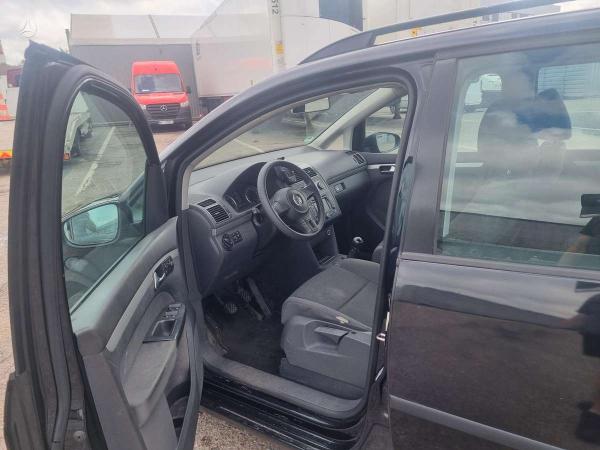 Melns Volkswagen Touran 2011 Klaipėda, ar dzinēja tilpumu 1.60 L un nobraukumu 217 tūkst. km par 2700 €, foto 6 vietnē AUTOMOTO.COM.LV