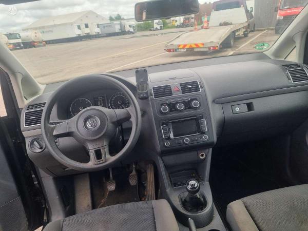 Melns Volkswagen Touran 2011 Klaipėda, ar dzinēja tilpumu 1.60 L un nobraukumu 217 tūkst. km par 2700 €, foto 8 vietnē AUTOMOTO.COM.LV
