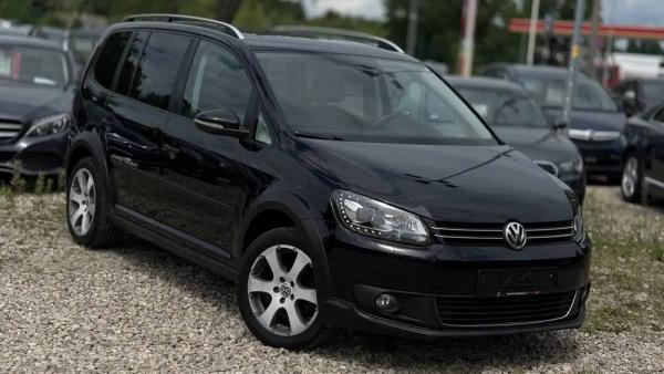 Black Volkswagen Touran 2011 in Jelgava, with an engine capacity of 1.60 L and mileage of 242 thousand km for 7490 €, photo 1 on AUTOMOTO.COM.LV