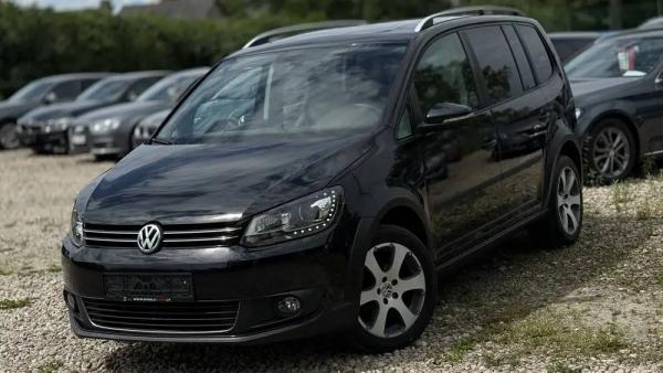 Black Volkswagen Touran 2011 in Jelgava, with an engine capacity of 1.60 L and mileage of 242 thousand km for 7490 €, photo 2 on AUTOMOTO.COM.LV