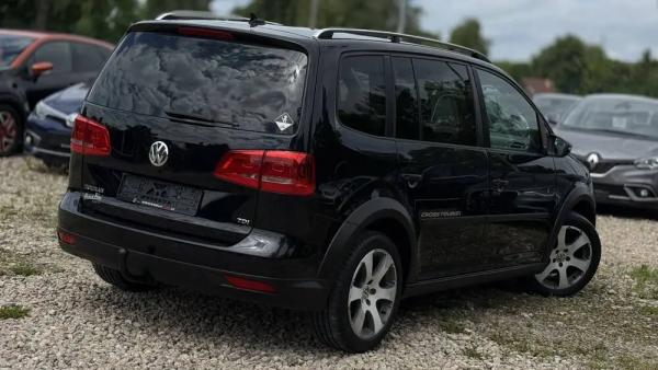 Black Volkswagen Touran 2011 in Jelgava, with an engine capacity of 1.60 L and mileage of 242 thousand km for 7490 €, photo 3 on AUTOMOTO.COM.LV