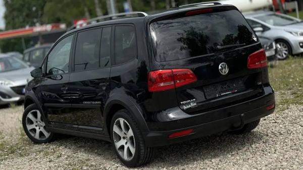 Black Volkswagen Touran 2011 in Jelgava, with an engine capacity of 1.60 L and mileage of 242 thousand km for 7490 €, photo 4 on AUTOMOTO.COM.LV