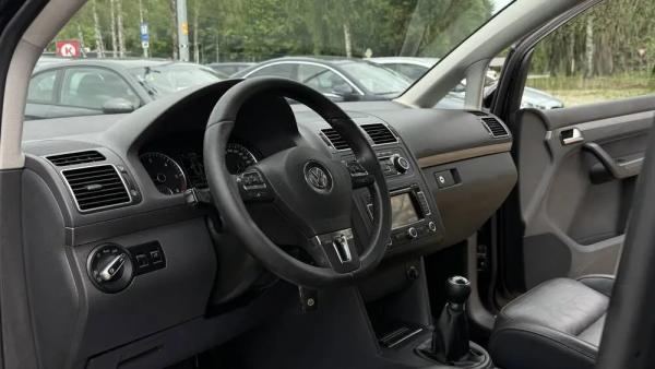 Black Volkswagen Touran 2011 in Jelgava, with an engine capacity of 1.60 L and mileage of 242 thousand km for 7490 €, photo 7 on AUTOMOTO.COM.LV