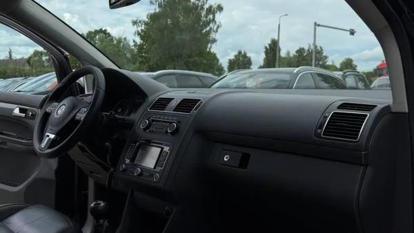 Black Volkswagen Touran 2011 in Jelgava, with an engine capacity of 1.60 L and mileage of 242 thousand km for 7490 €, photo 8 on AUTOMOTO.COM.LV