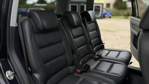 Black Volkswagen Touran 2011 in Jelgava, with an engine capacity of 1.60 L and mileage of 242 thousand km for 7490 €, photo 9 on AUTOMOTO.COM.LV