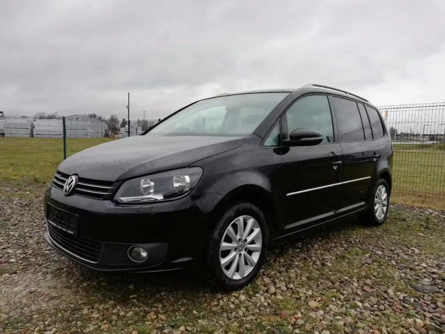Black Volkswagen Touran 2011 in Saldus, with an engine capacity of 1.40 L and mileage of 207 thousand km for 6500 €, photo 1 on AUTOMOTO.COM.LV